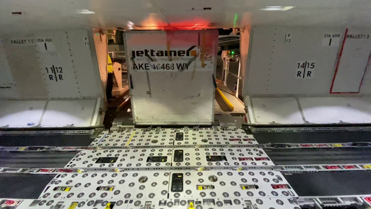 Inside the belly of an Aircraft. - YouTube