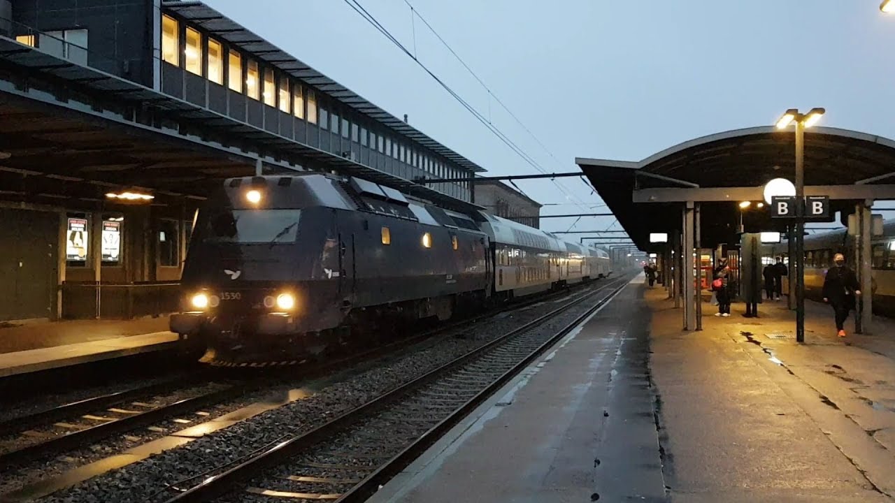 DSB ME 1530 and doubledeckerwagons in Roskilde train station D. 30.10 ...