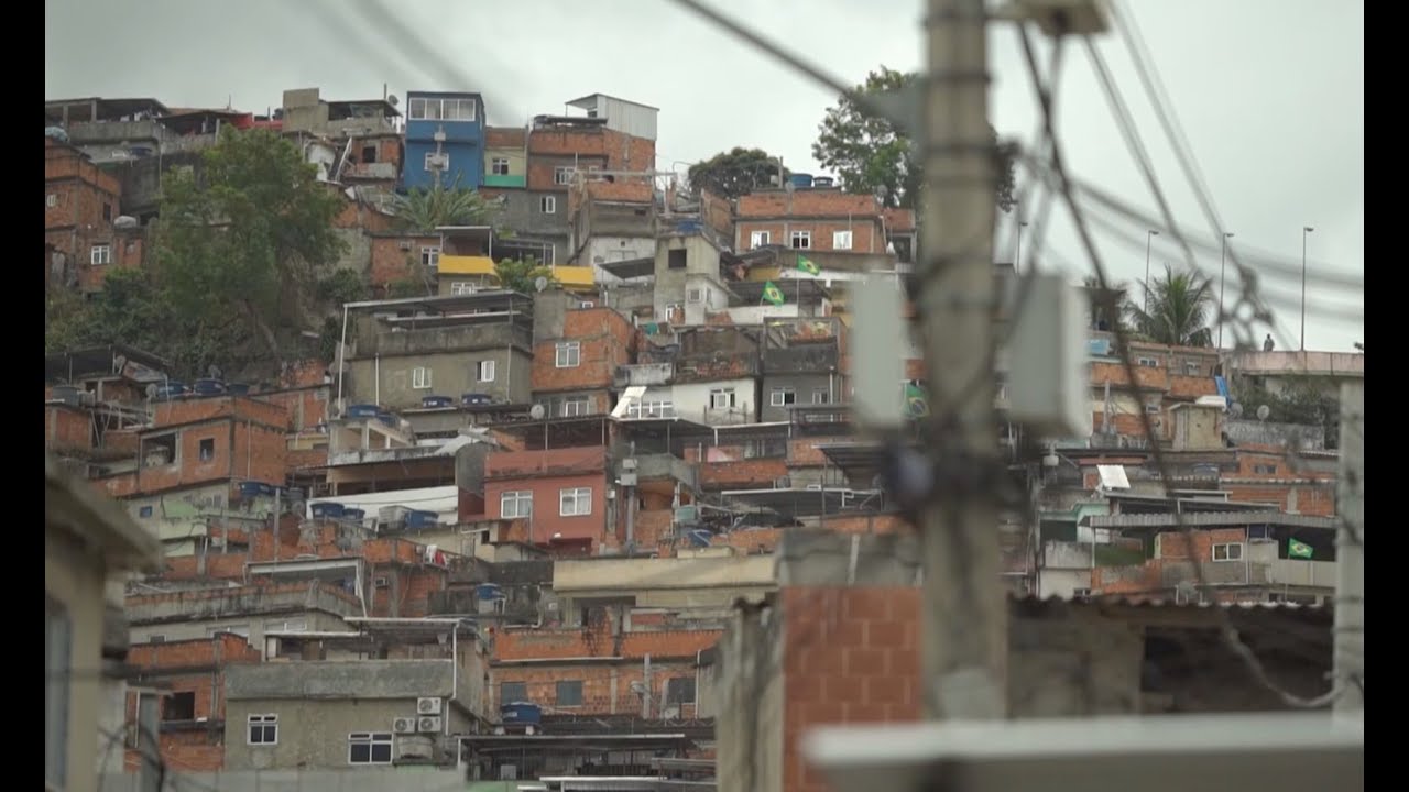 REPORTAGE - Naar school in de favela in Rio - YouTube
