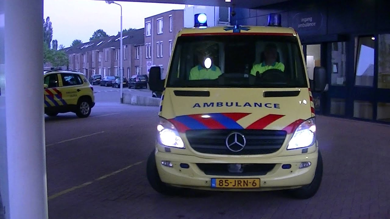 PRIMEUR *** VZA INTERNATIONEL AMBULANCE GEEFT SHOWTJE - YouTube
