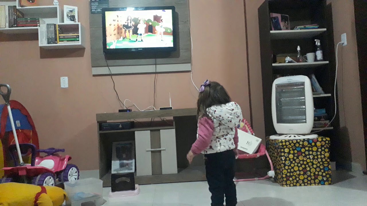 Bebê dançando a música vamos pular com fit dance kids - YouTube