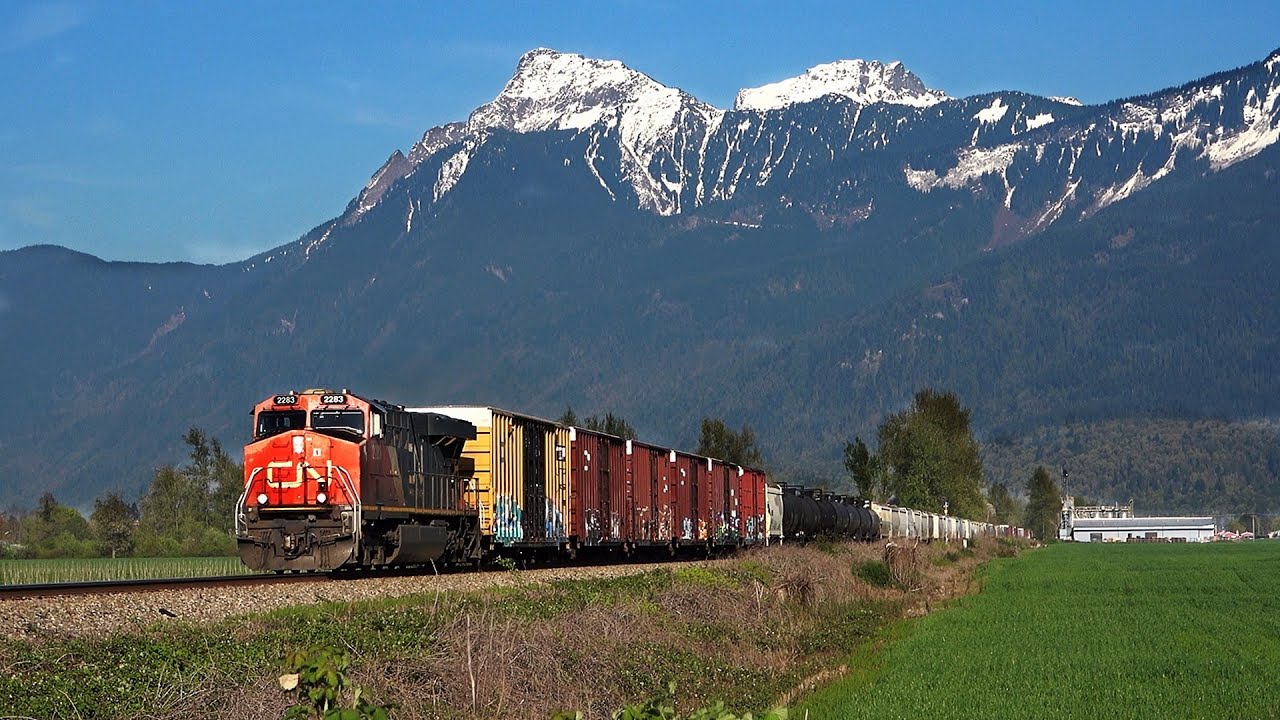 HUGE CN MIXED FREIGHT TRAINS HIGHBALLING THRU CHILLIWACK BC - YouTube