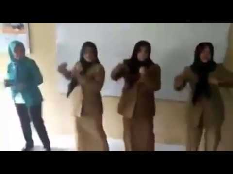 Vidio lucu (61) ibu guru joged