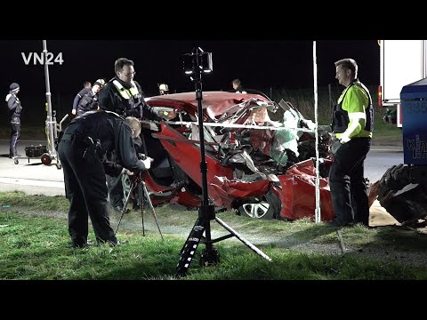 06-11-2022 - VN24 - araba park halindeki kamyona çarptıktan sonra polis soruşturması