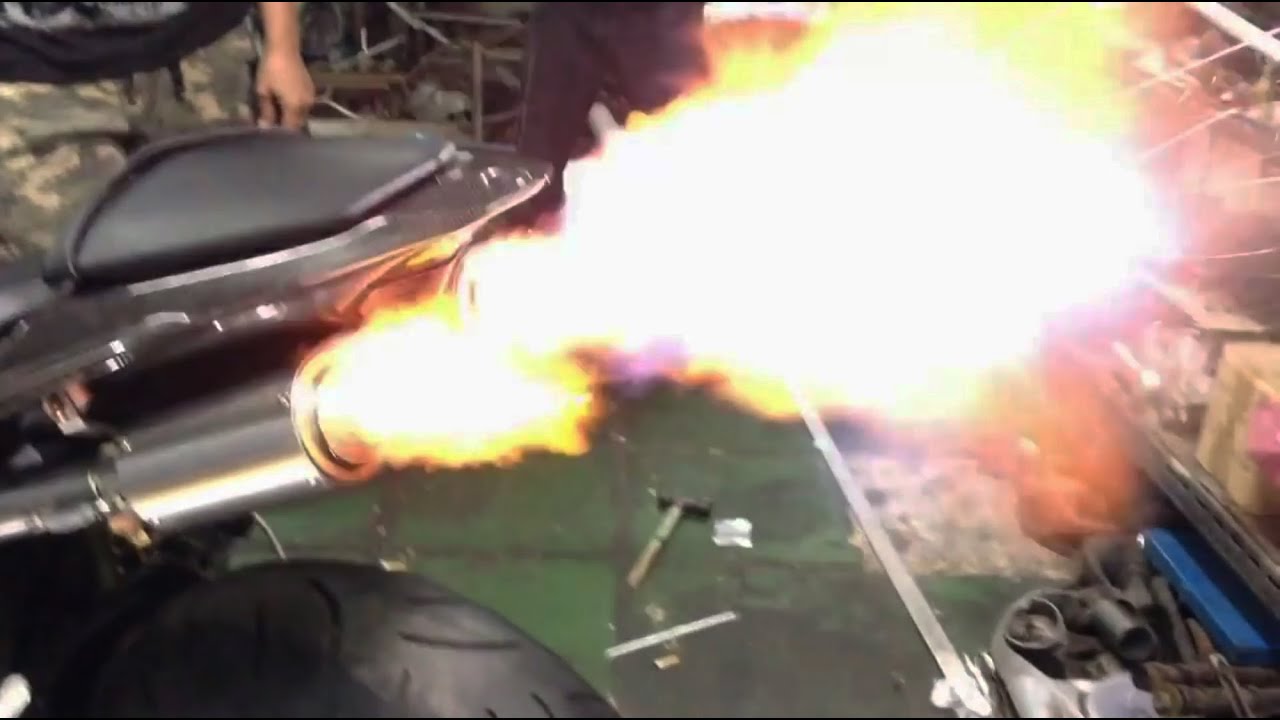 YAMAHA R1 sound and flames - YouTube