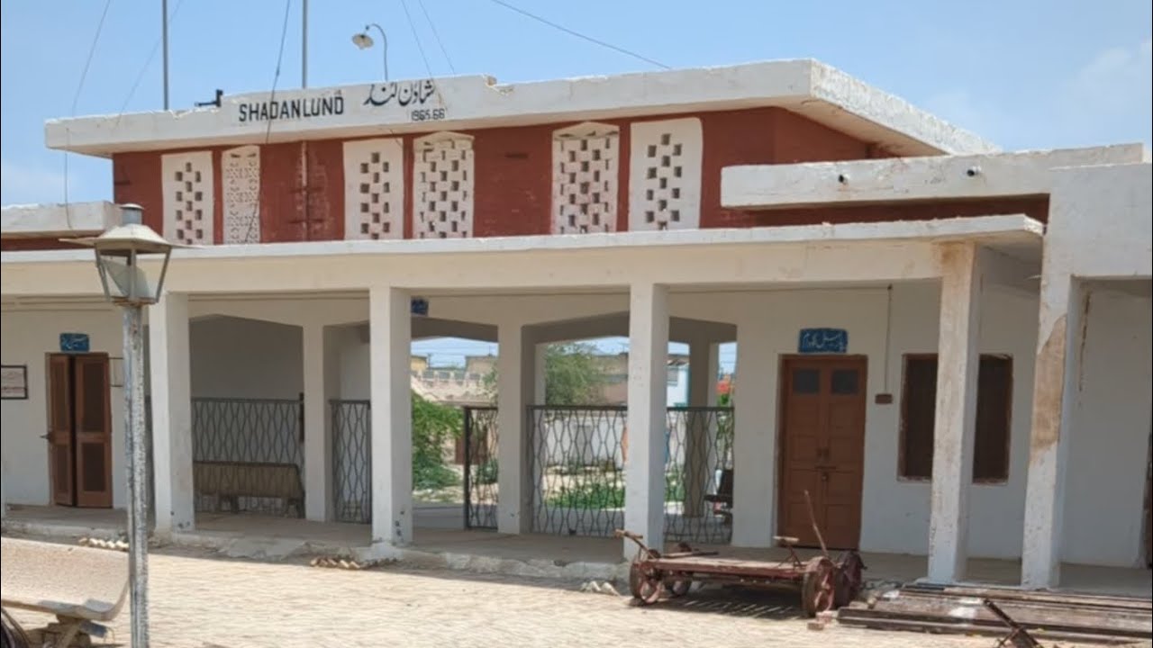 228dn Dera Ghazi Khan Shuttle Train departing Shadan Lund Railway ...