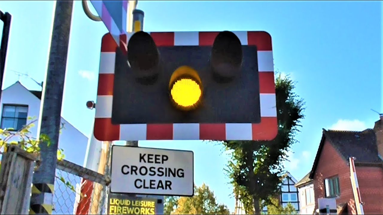 Datchet (Mays Crossing) Level Crossing, Berkshire - YouTube