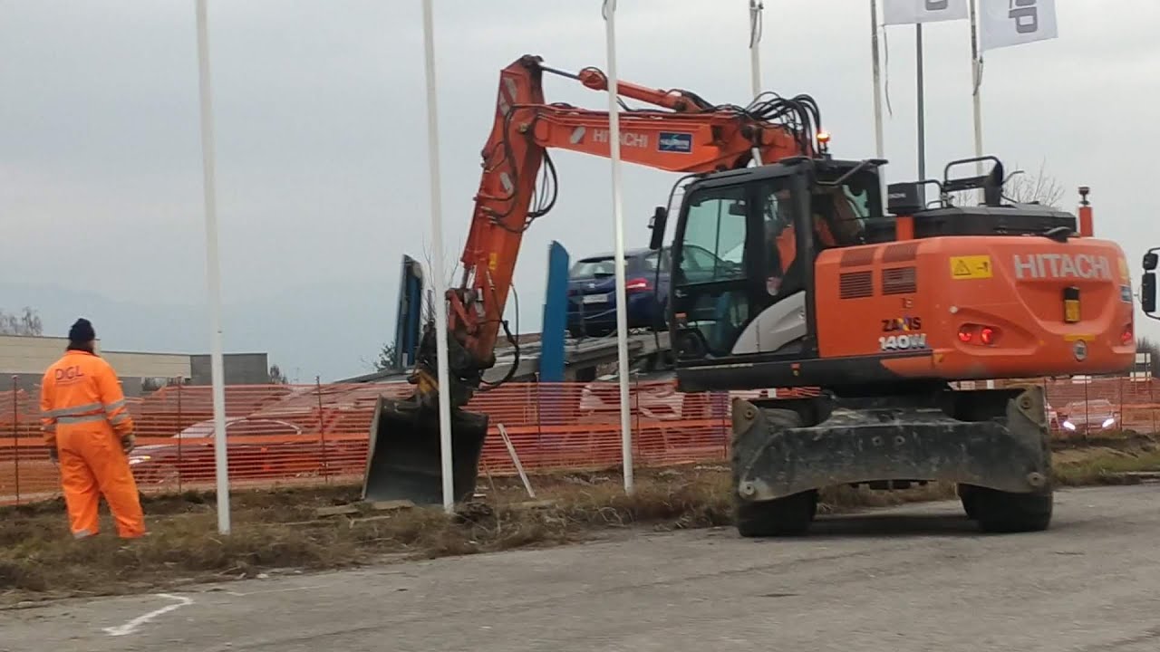 RARE in Italy: HITACHI ZAXIS 140W with Tiltrotator - YouTube
