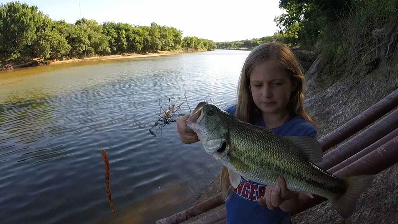 Fishing with NO hooks!!! aggravating a bass with pink lure - YouTube