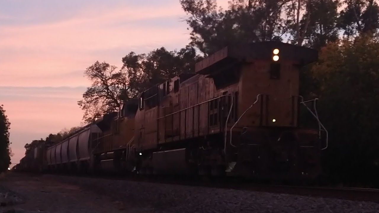 UP 7443 leads the MRVWCX northbound with a nice crew - YouTube