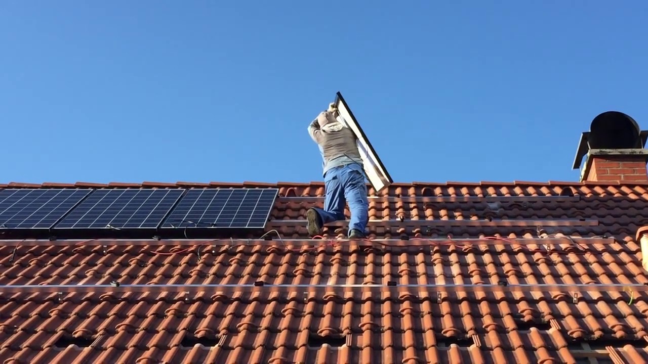 instalace fotovoltaického panelu na střechu - YouTube