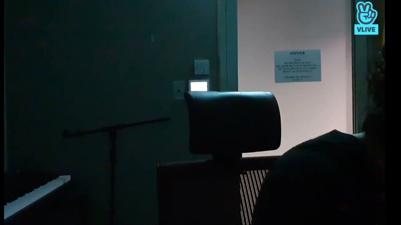 Taekook beso/Taekook kiss en el vlive de Taehyung 130622 - YouTube