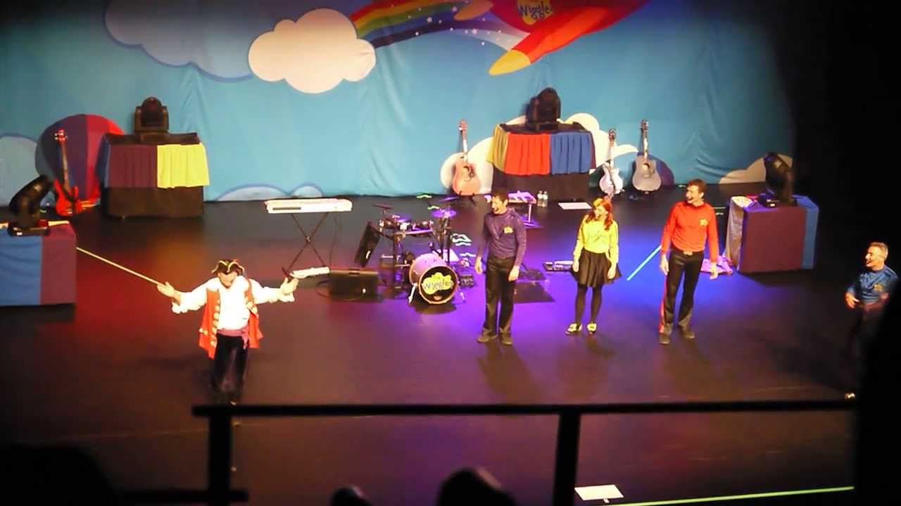 Silly Wiggles on stage - YouTube