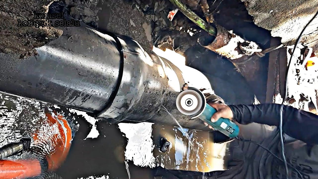 Proses Memotong Pipa BESAR-Pipa induk PDAM - YouTube