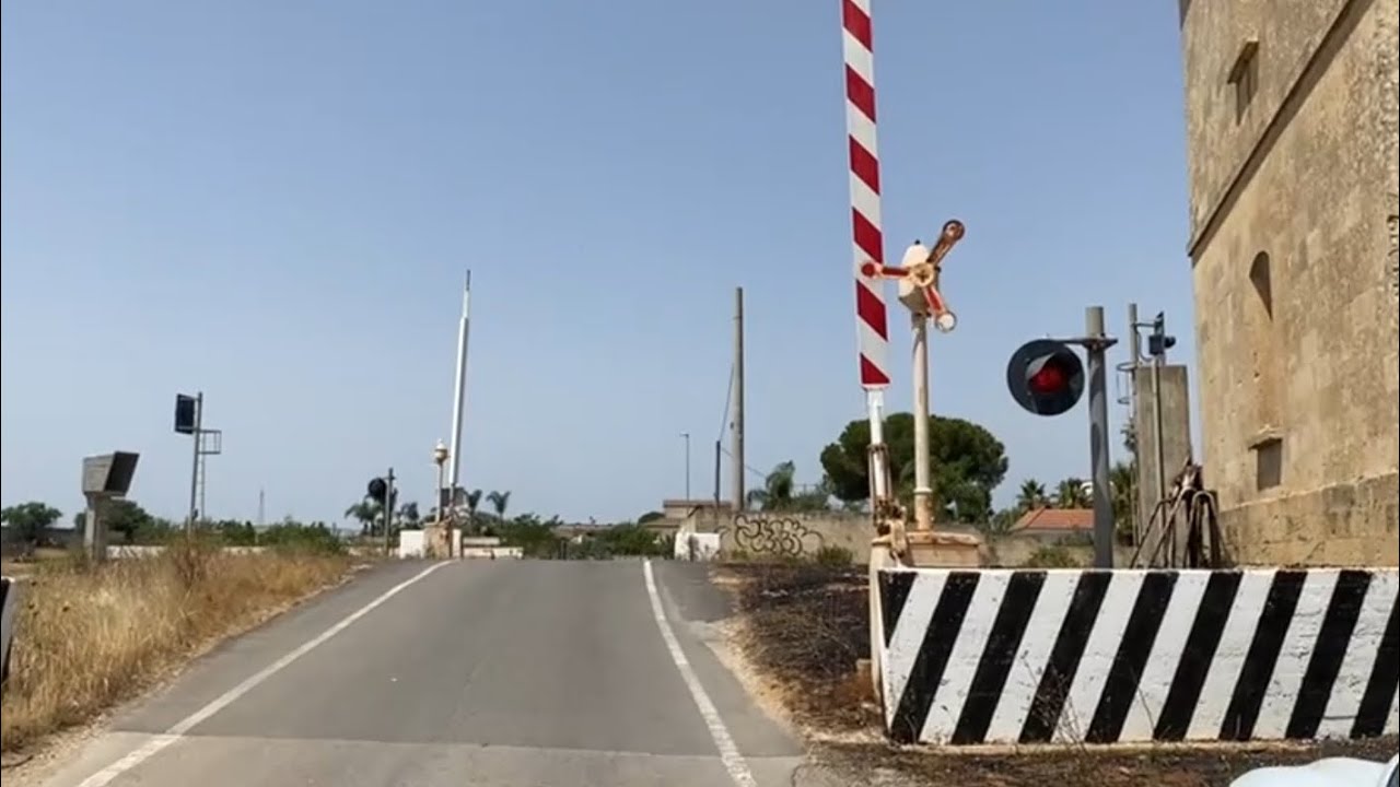 Passaggio a livello di Via Li Tumi vicino alla stazione di Copertino ...