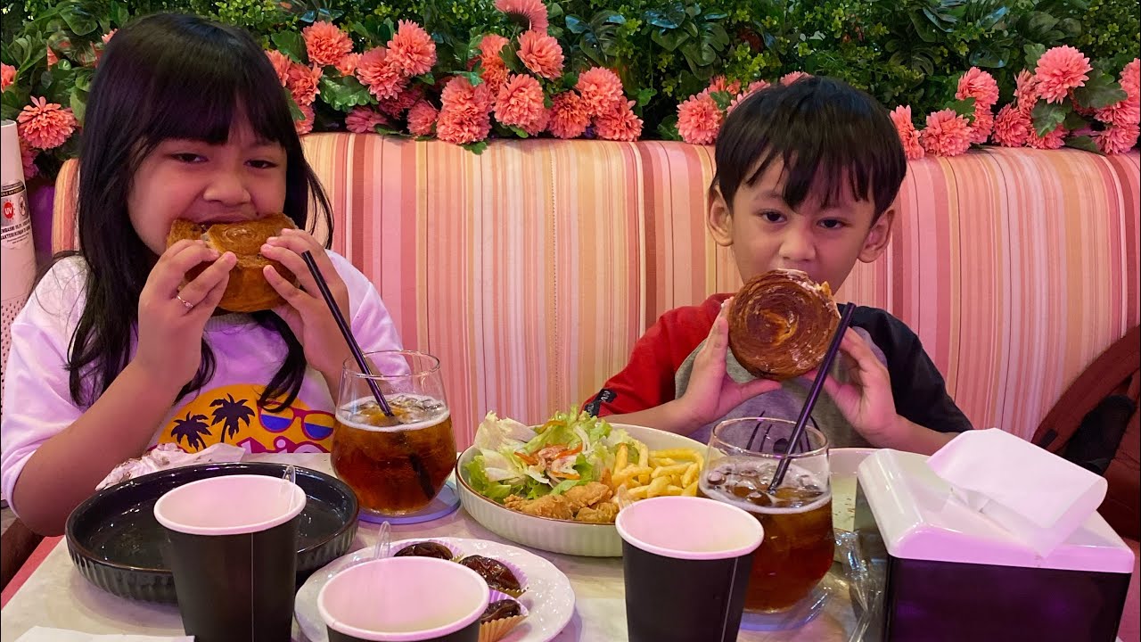 @Caitlynoelfamily guys hari ini caitlyn dan noel makan cromboloni di ...