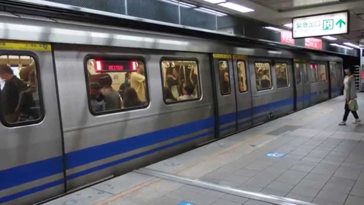 臺北捷運淡水信義線C381型電聯車駛入雙連車站 Taipei Metro C381 series EMU - YouTube