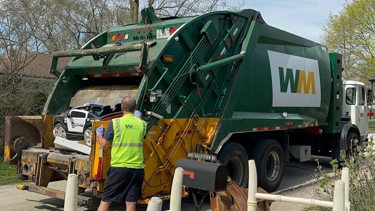 WM Rear Loader Garbage Truck Starting Empty Packing Bulk - YouTube