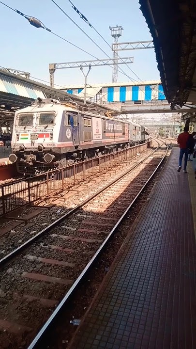 11014 COIMBATORE-LOKMANYA TILAK TERMINUS SUPERFAST EXPRESS #indianrailways #wap7 - YouTube