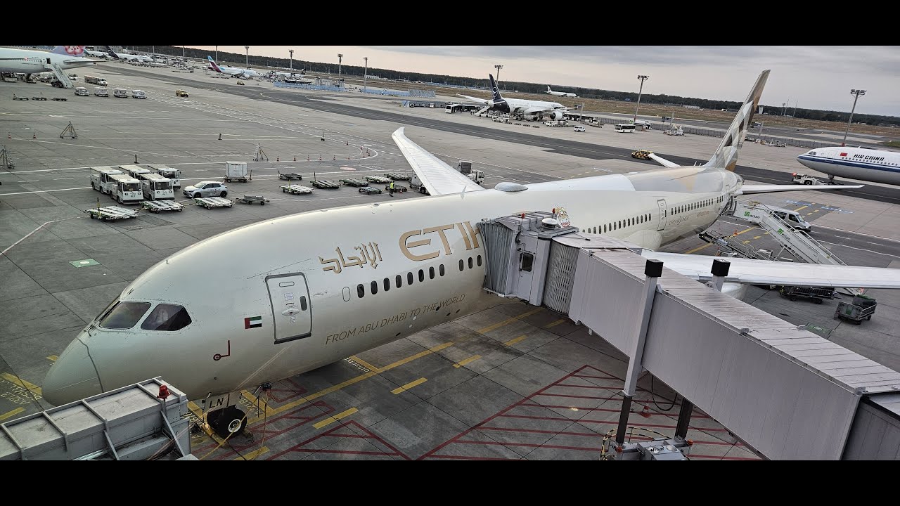 Landing RWY 07 R flight Etihad Airways EY121 AUH-FRA 17.09.2024 Boeing ...