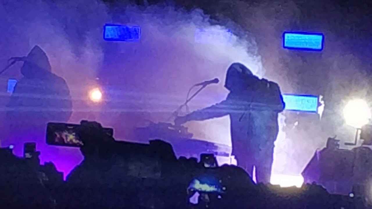 LIBERATO- 9 MAGGIO. Apertura concerto, Napoli, 9/5/2018 - YouTube