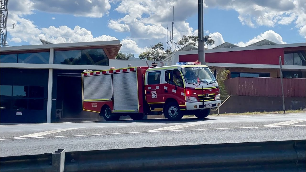 CFA Anglesea Pumper responding code 1 - YouTube