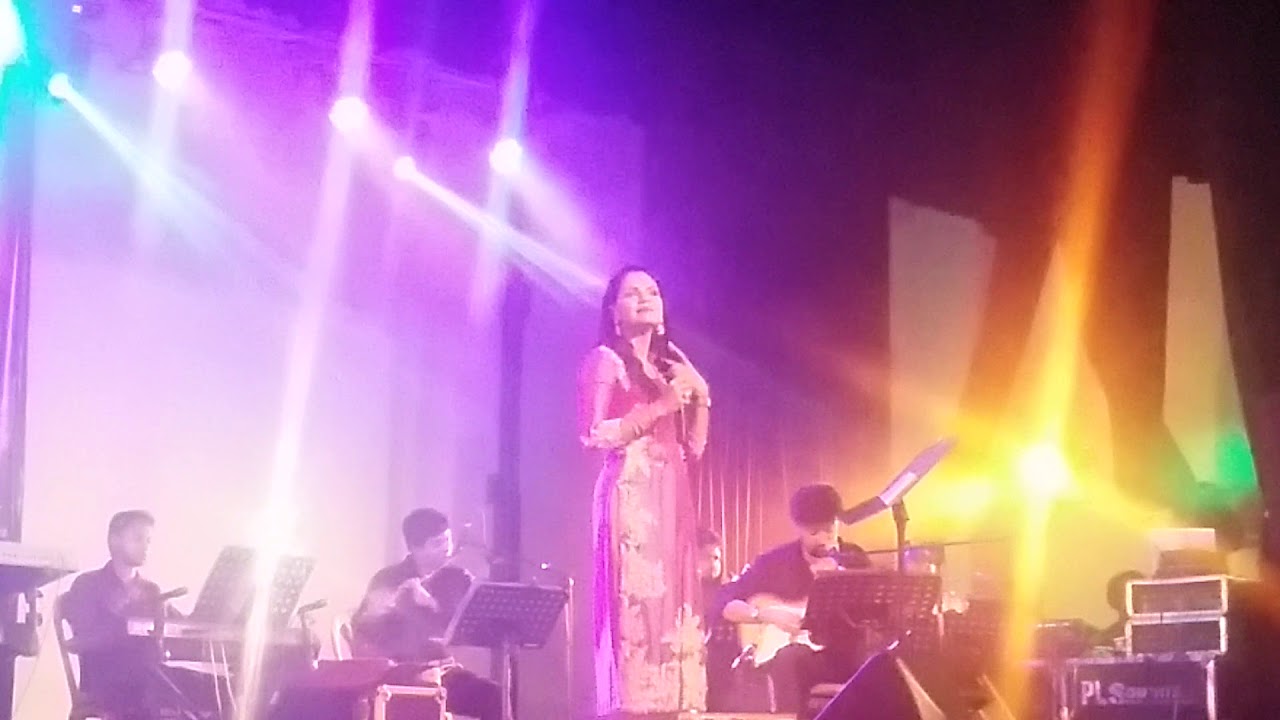 Shashika Nisansala New Song Pawela Yana Sandak - YouTube