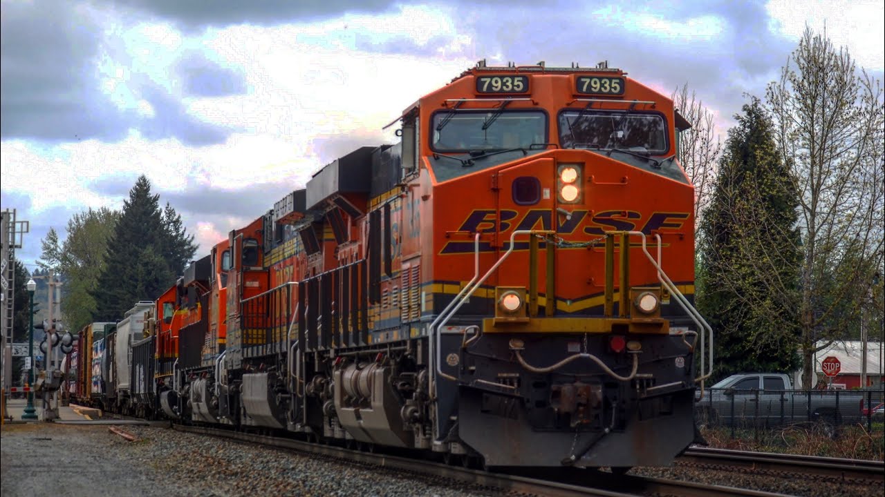 Morning Action On The BNSF Seattle Subdivision In Sumner, WA - YouTube