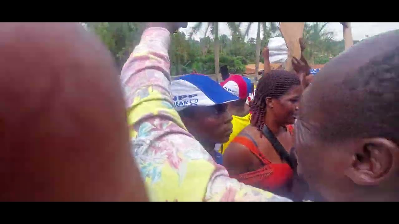 HON KEN CAMPAIGN BUSS MAKES A STOP AT JACOBU - YouTube