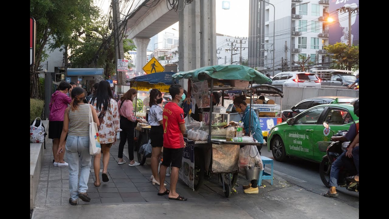 [4K] Bangkok street food destination on evening around BTS Sena Nikhom ...
