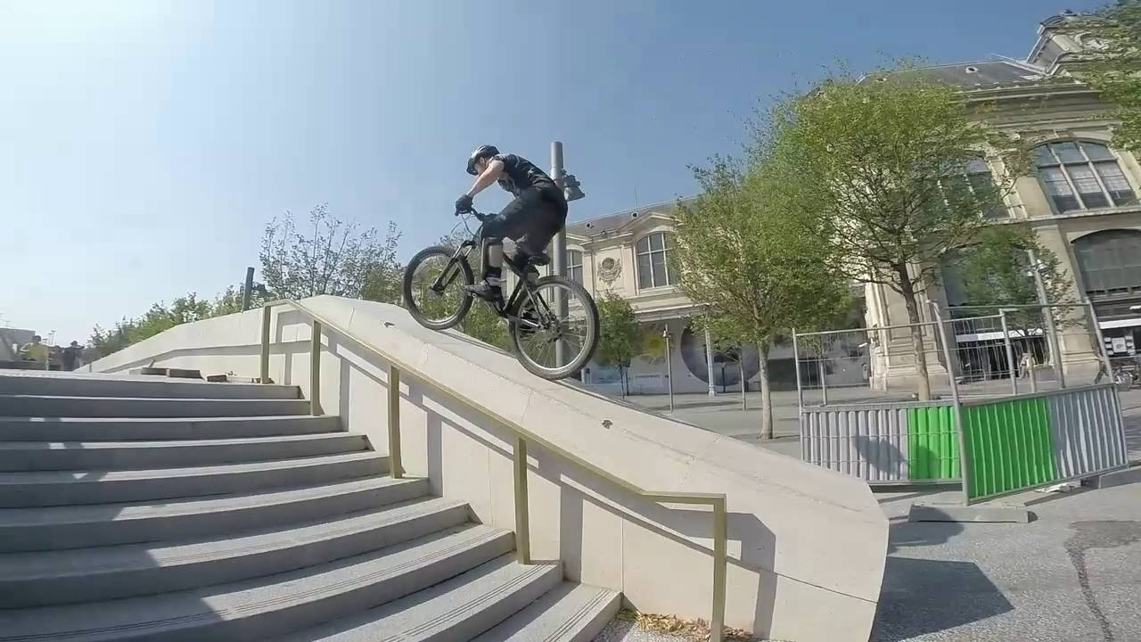 VTT street Paris - YouTube