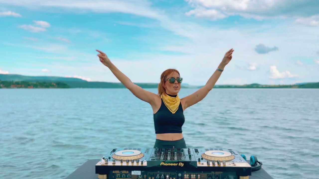 Aline Rocha @ Tropical Rain (House Music) - YouTube