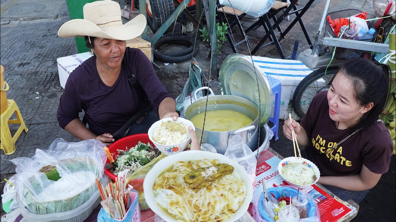 Cheap Street Food, Popular Street Breakfast Noodles, Street Market ...