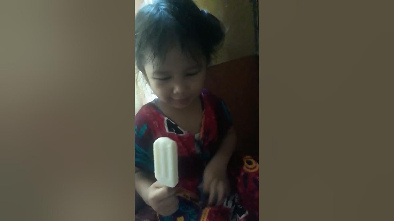 Arumi makan es krim rasa susu 👍👍😘😘 - YouTube