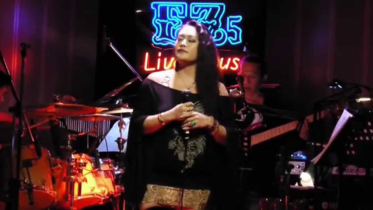 紀曉君 ＠EZ5 Live House - YouTube