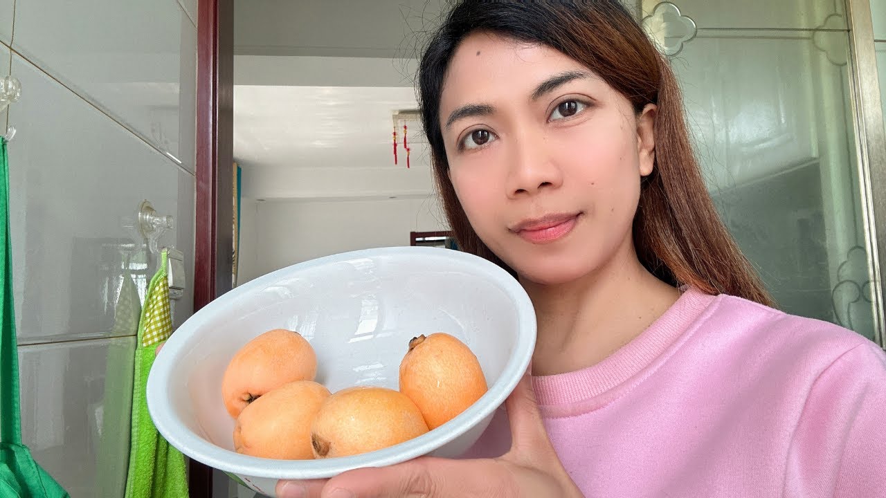 First time eating loquat fruit in China - YouTube