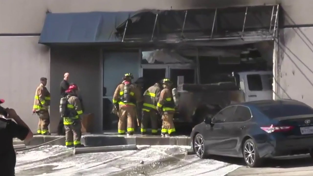 Live Look at scene where a car has crashed into a building and caused a ...