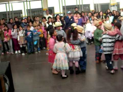 Gabriel dançando na festinha Junina da escolinha! 12/06/10