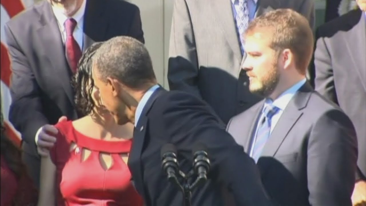 President Obama saves fainting woman at the White House - YouTube