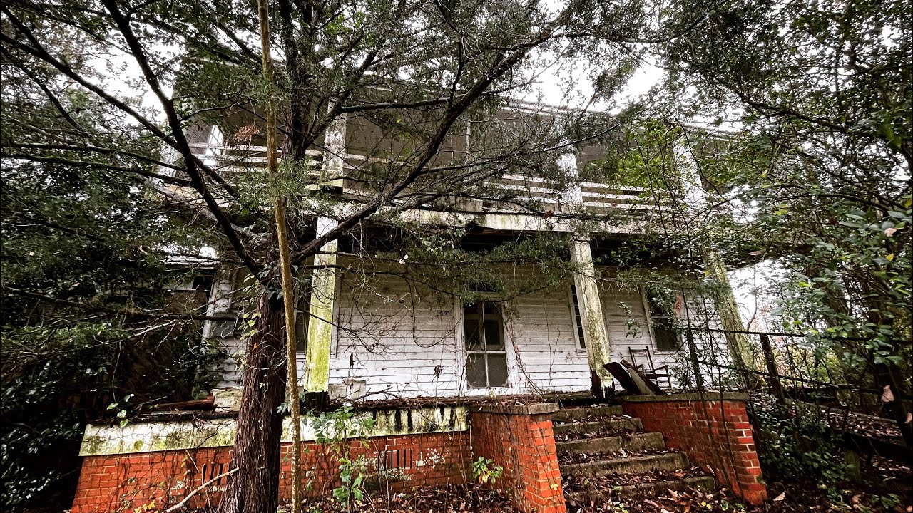 The Incredible Totally Packed 200 year old Jones House Down South Along ...