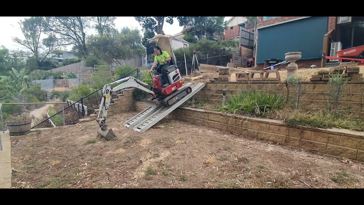 Excavator Via Loading Ramps - YouTube
