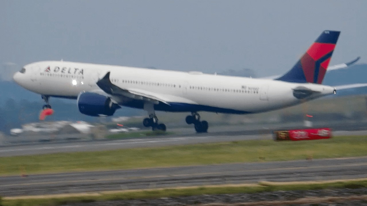 Jet Set Wonders: Incredible Plane Spotting Moments You Can't Miss - YouTube