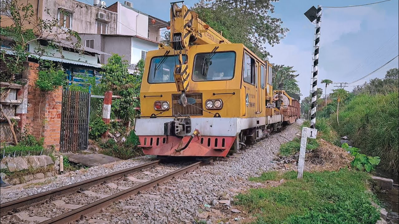 TÀU HỎA ĐỘC LẠ Xe Goòng Cần Cẩu GQ16M-6 Kéo Toa Chở Vật Tư Về Sài Gòn ...