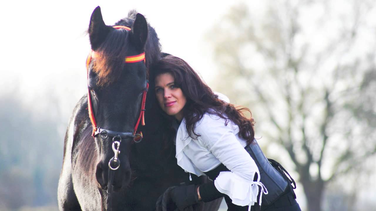 Isabelle et Xanthos. (Jeune Frison). - YouTube