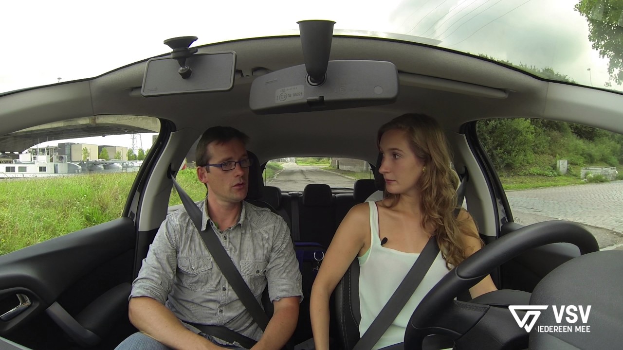 Tijdens de rijles - vertrekken op een helling - YouTube