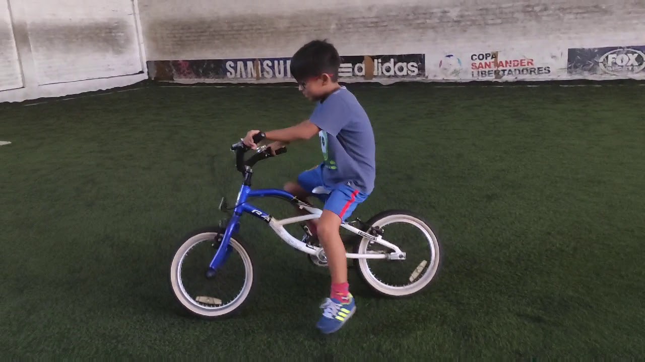 Aprendiendo a manejar bicicleta - YouTube