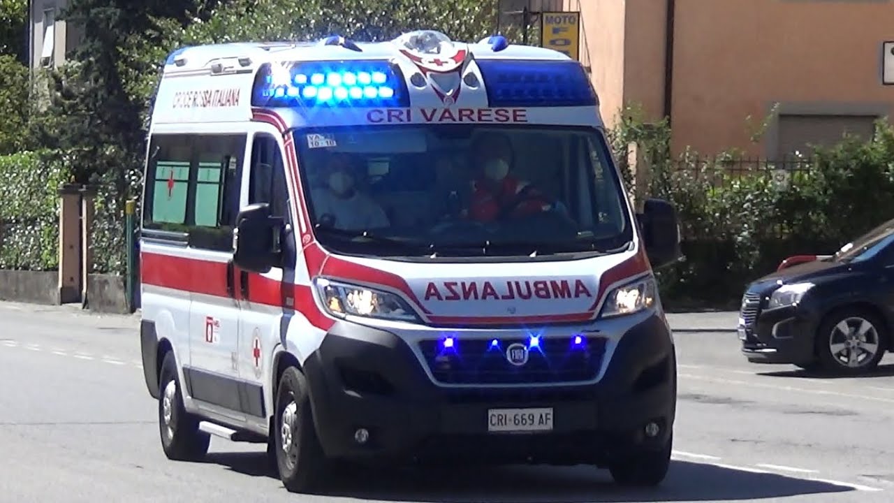 Ambulanza Croce Rossa Varese in emergenza // Italian Ambulance ...