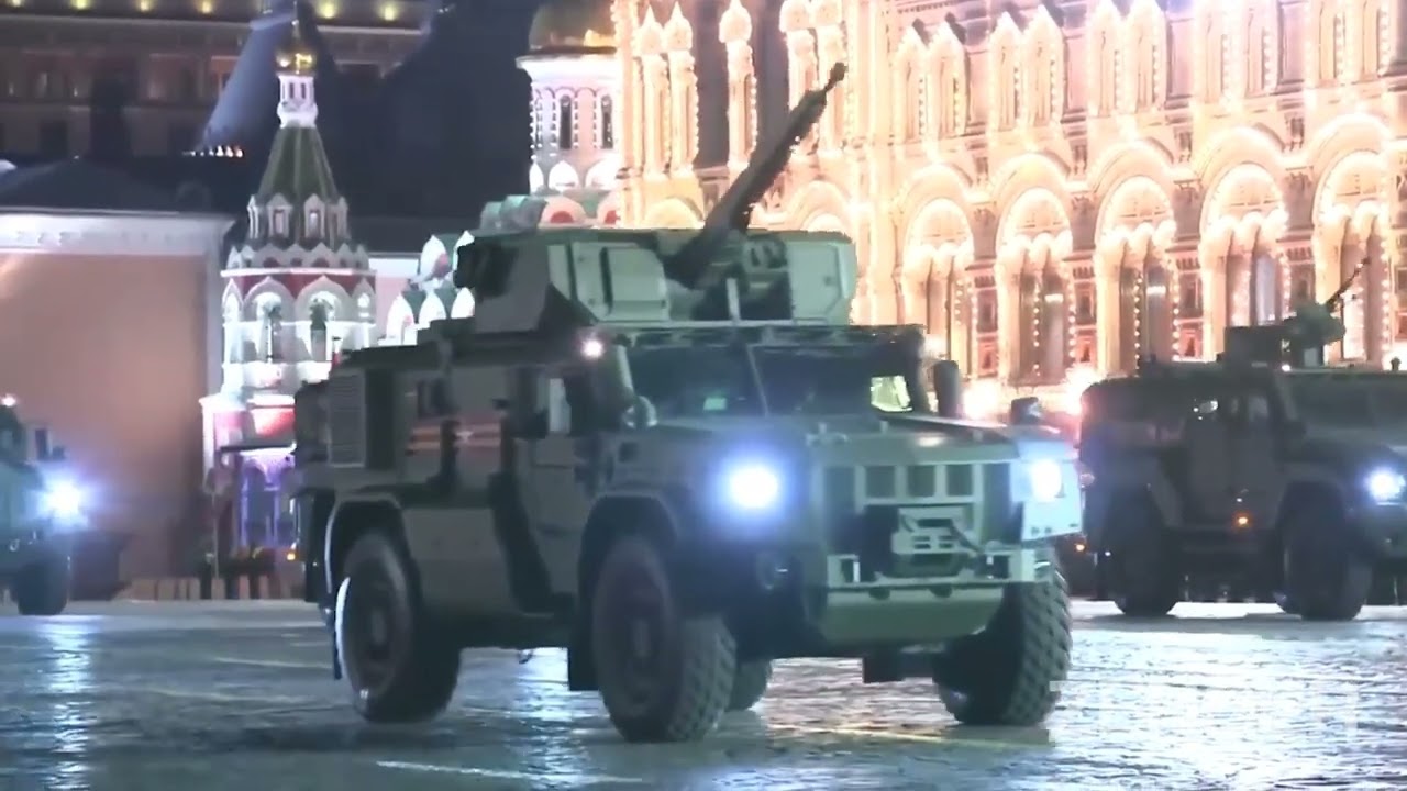 GOOSE-STEPPING OUT: Russias Chilling Soviet-Style Victory Parade - YouTube