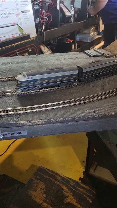 B&O F units running on Ho scale Layout at the Hagerstown Model Railroad Museum. - YouTube