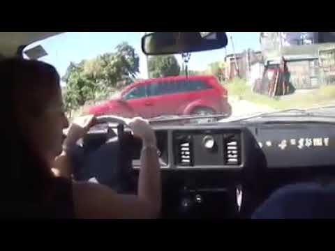 Colono ensina filha a dirigir